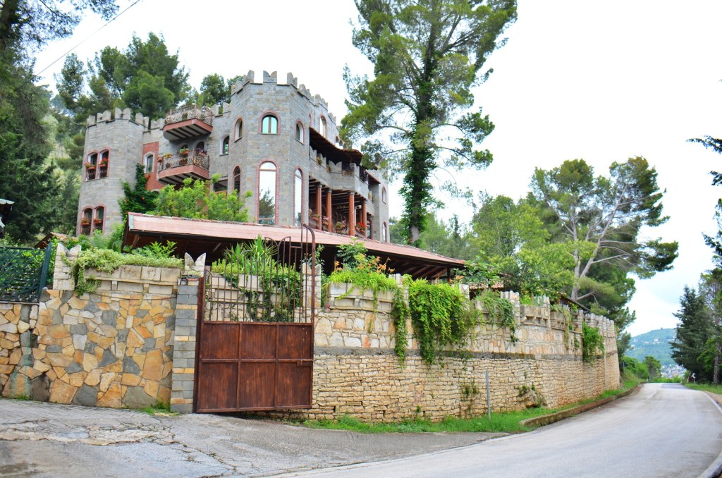 ℍ𝕠𝕥𝕖𝕝 ℂ𝕒𝕤𝕥𝕝𝕖 ℙ𝕒𝕣𝕜 – 𝕆 𝕖𝕤𝕔𝕒𝕡𝕒𝕕𝕒 𝕕𝕖 𝕓𝕒𝕤𝕞 𝕚𝕟 𝔸𝕝𝕓𝕒𝕟𝕚𝕒 – Kids Exploring ...